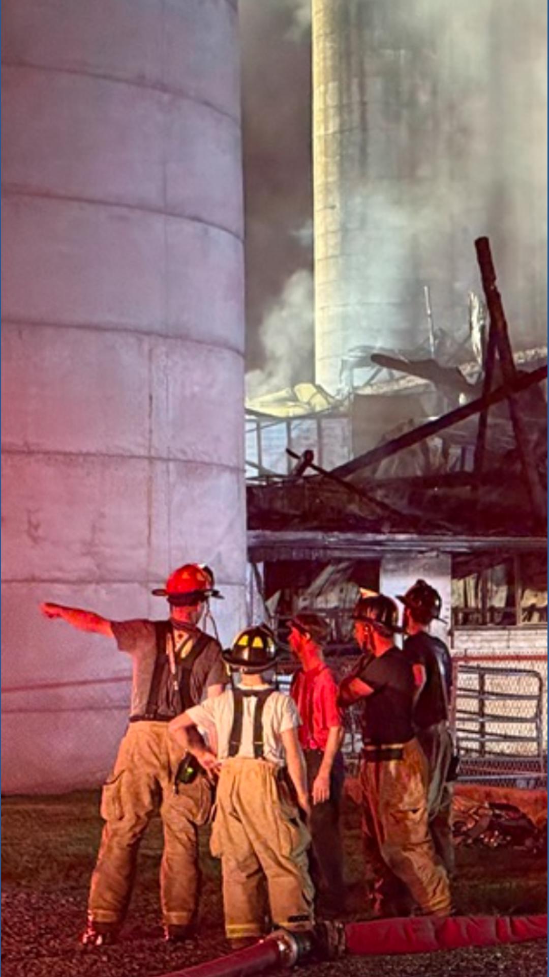 Crews investigate large barn fire in Lancaster County | fox43.com