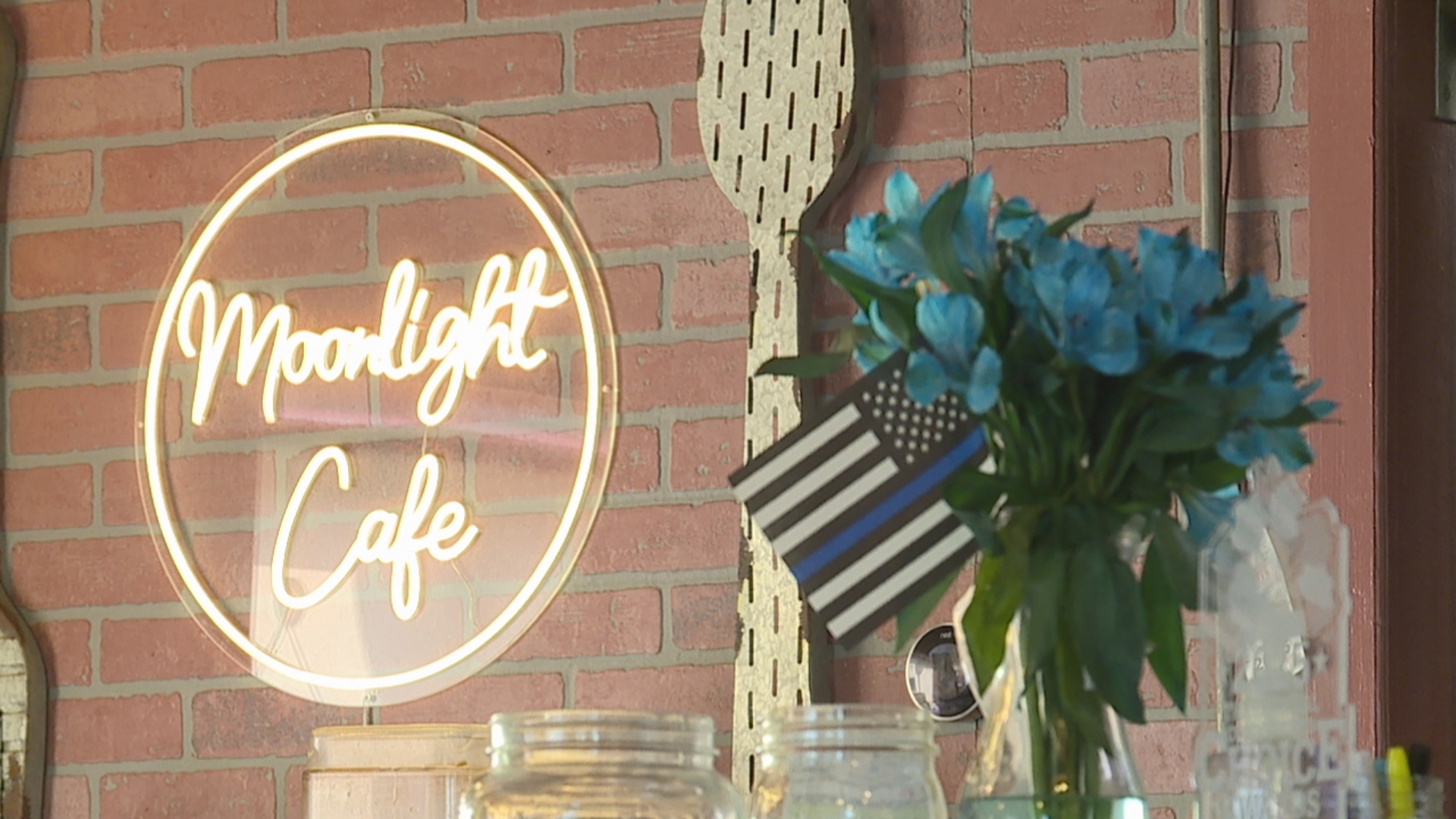 Moonlight Café Donates Sales to Support Police Families | fox43.com