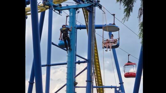 Malfunctioning ride at Dutch Wonderland strands 20 passengers | fox43.com