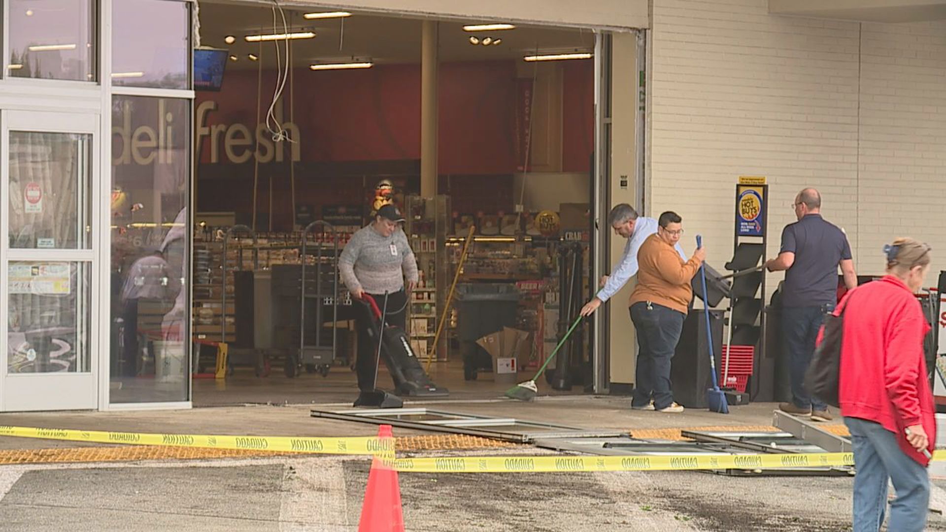 Thieves crash into Weis Markets store, steal ATM in York County | fox43.com