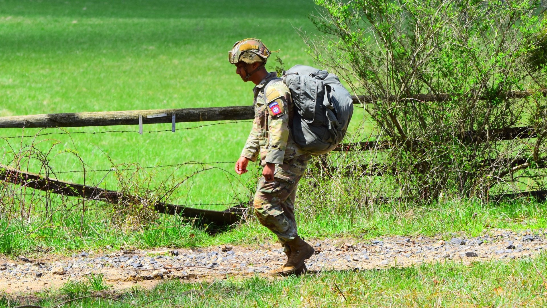Helicopter rescues Army paratroopers stuck in trees during windy ...