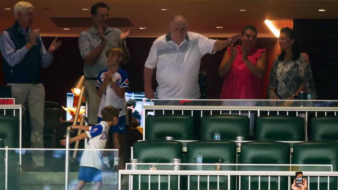 Hall of Fame manager Bobby Cox given ovation in rare visit to Truist ...