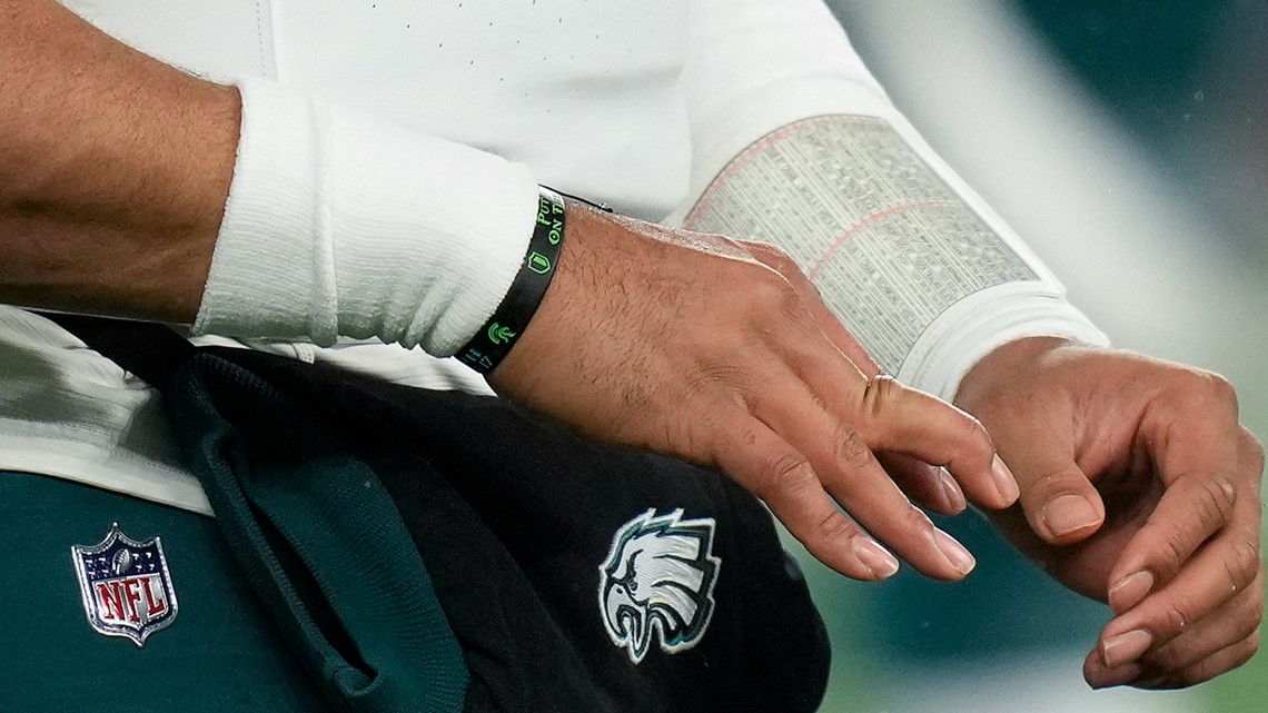 Jalen Hurts says his mangled middle finger 'popped out' in latest ...