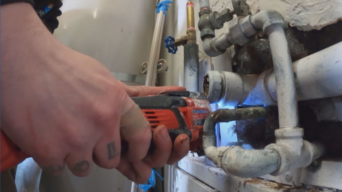 Why pipes often burst when temperatures warm up | fox43.com