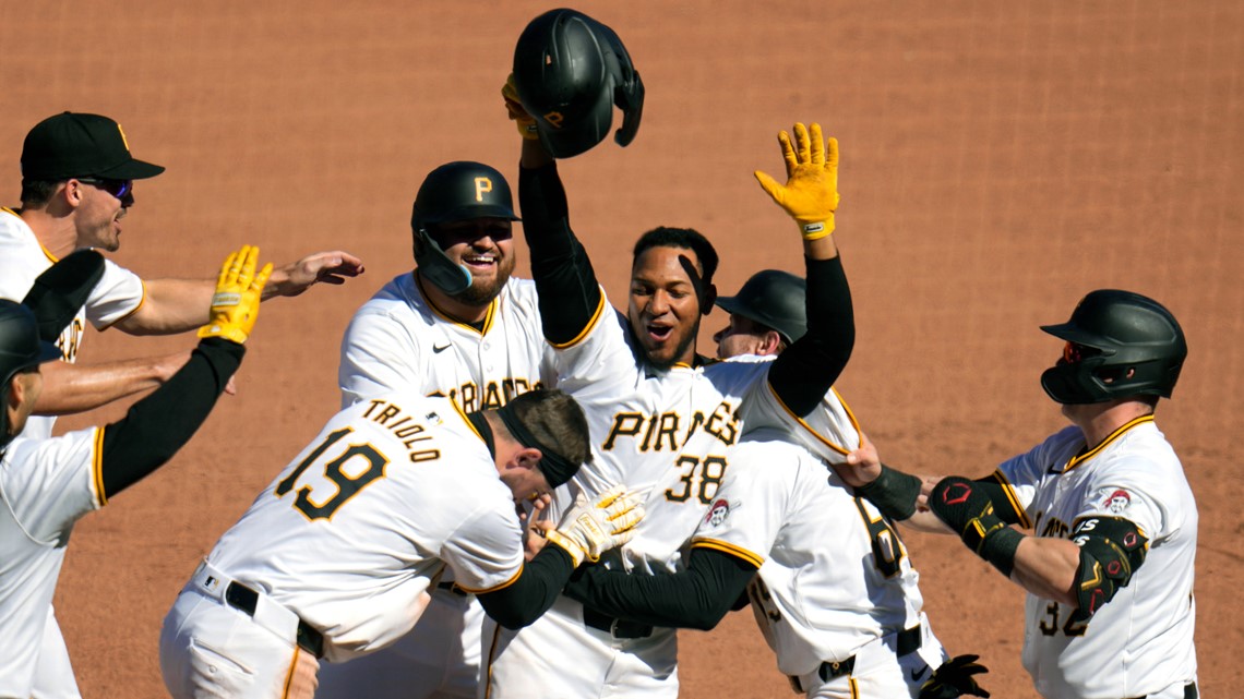 Henderson's wild throw on potential game-ending double play gives ...