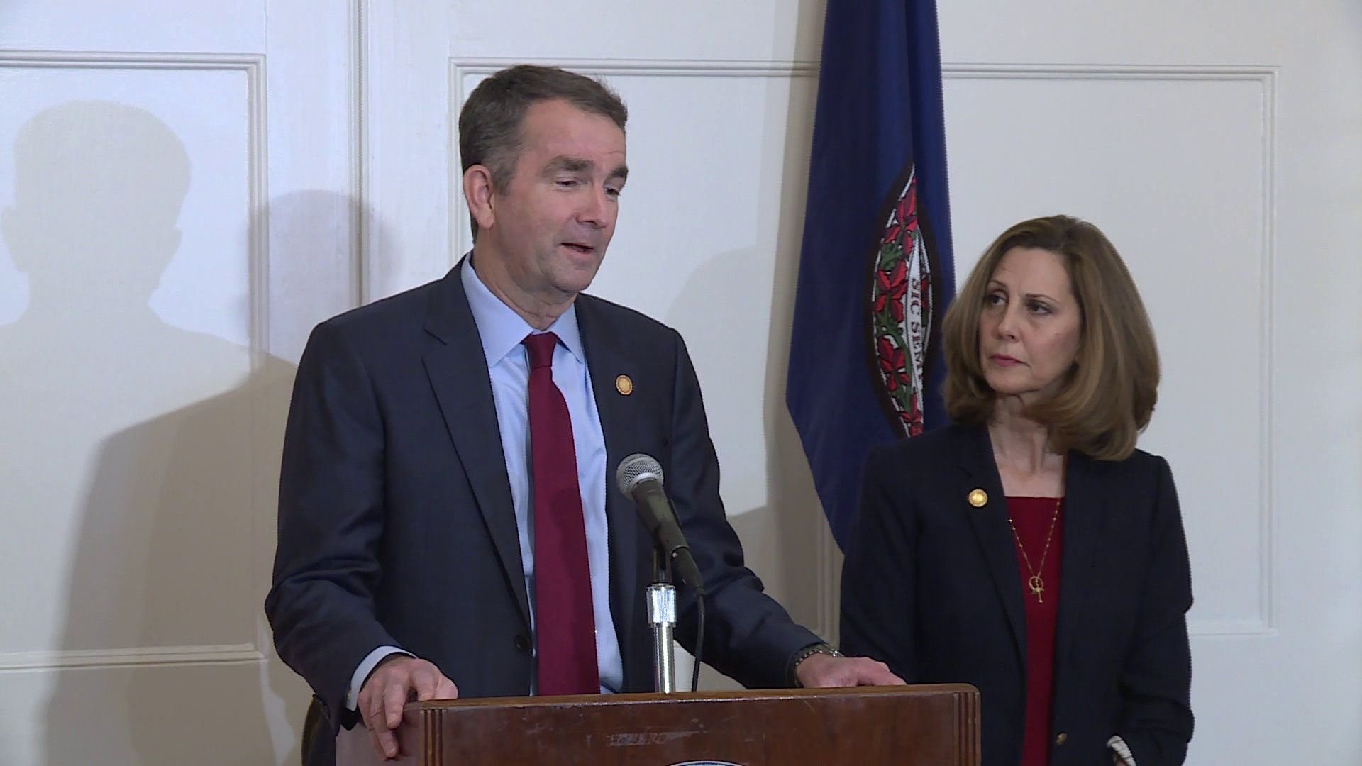 Virginia’s First Lady criticized for handing African-American students ...
