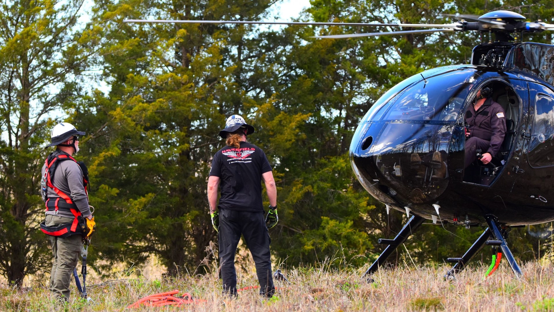 Helicopter rescues Army paratroopers stuck in trees during windy ...