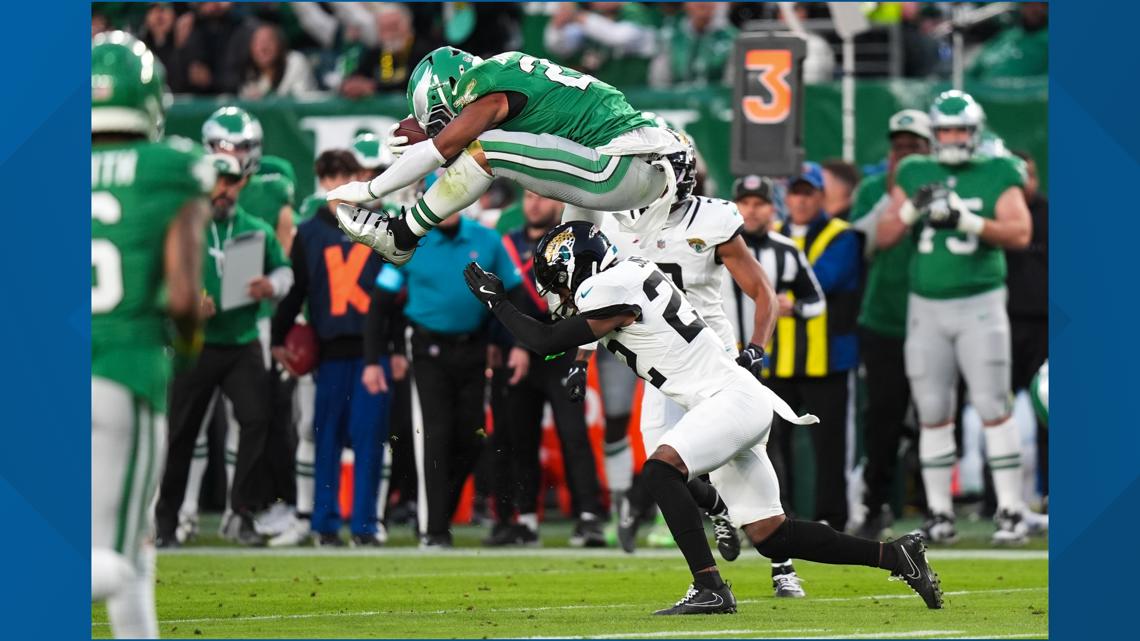 Eagles RB Saquon Barkley amazes with backward hurdle for first-down ...