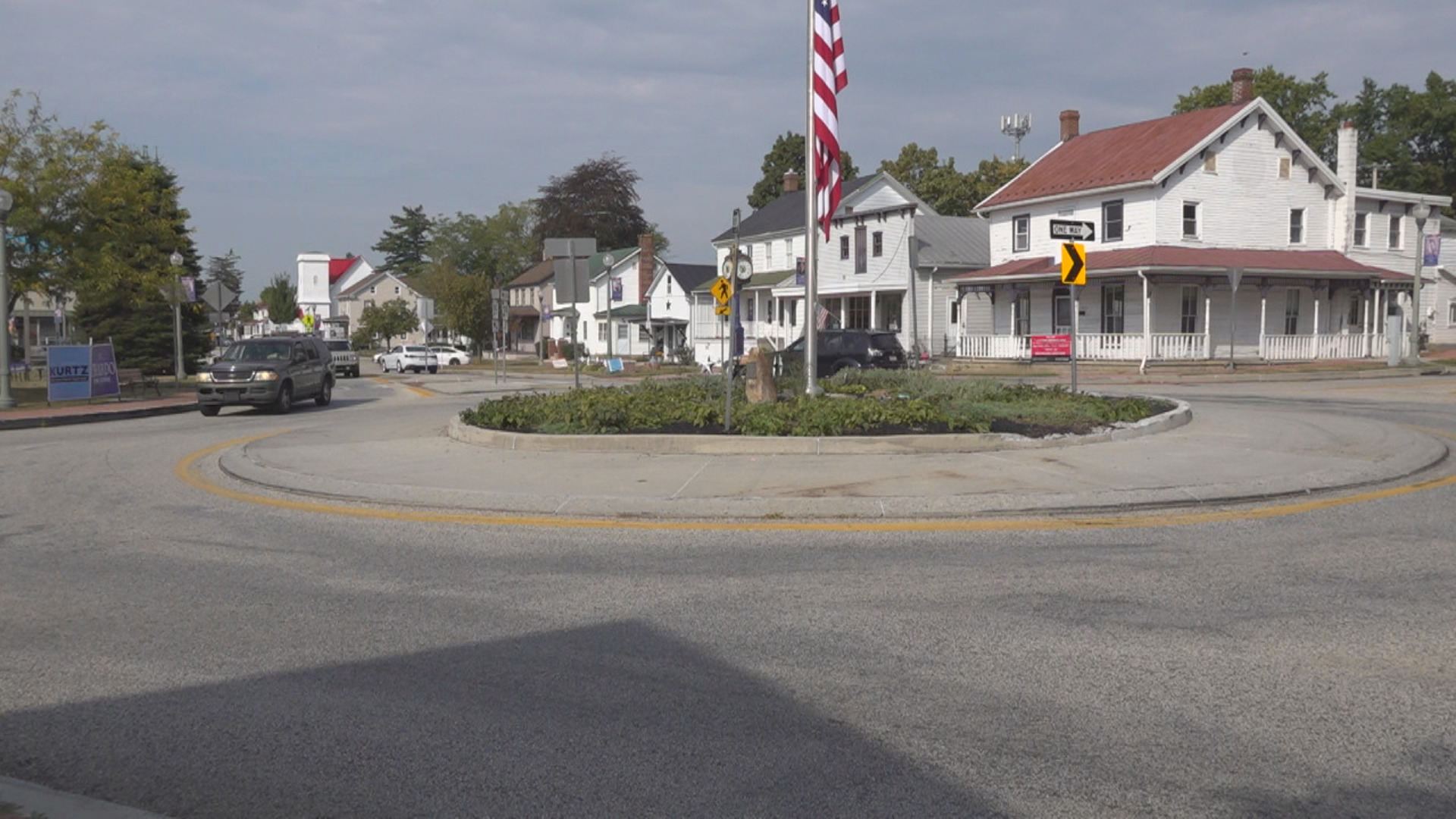 Roundabout in Linglestown damaged after single-vehicle crash | fox43.com
