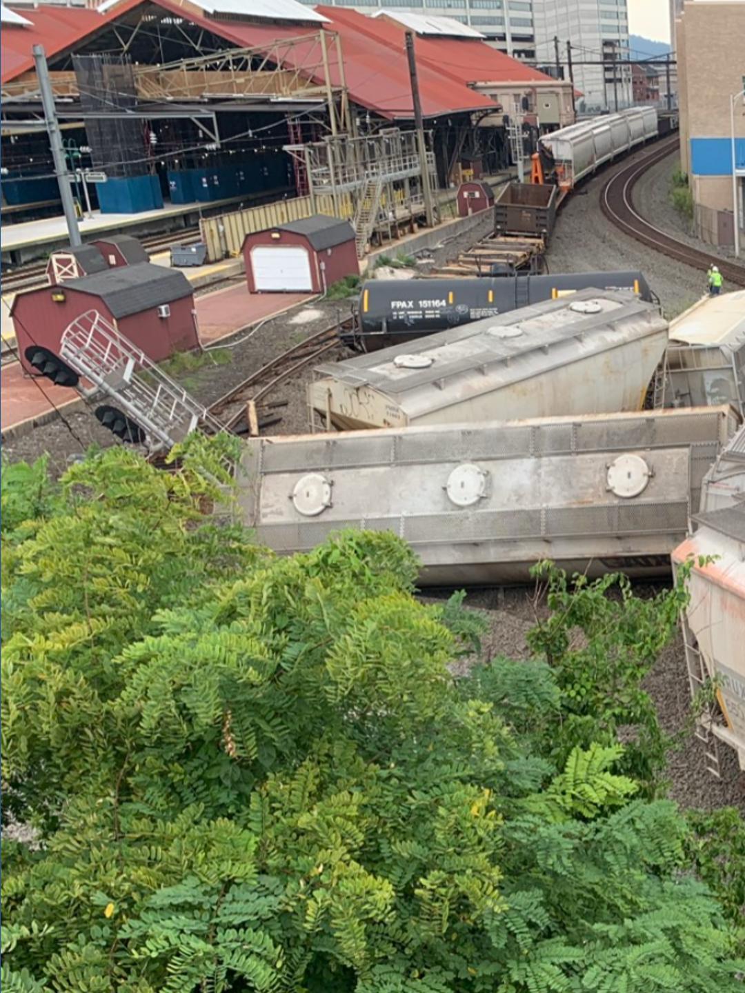 Norfolk Southern train derails in Harrisburg | fox43.com
