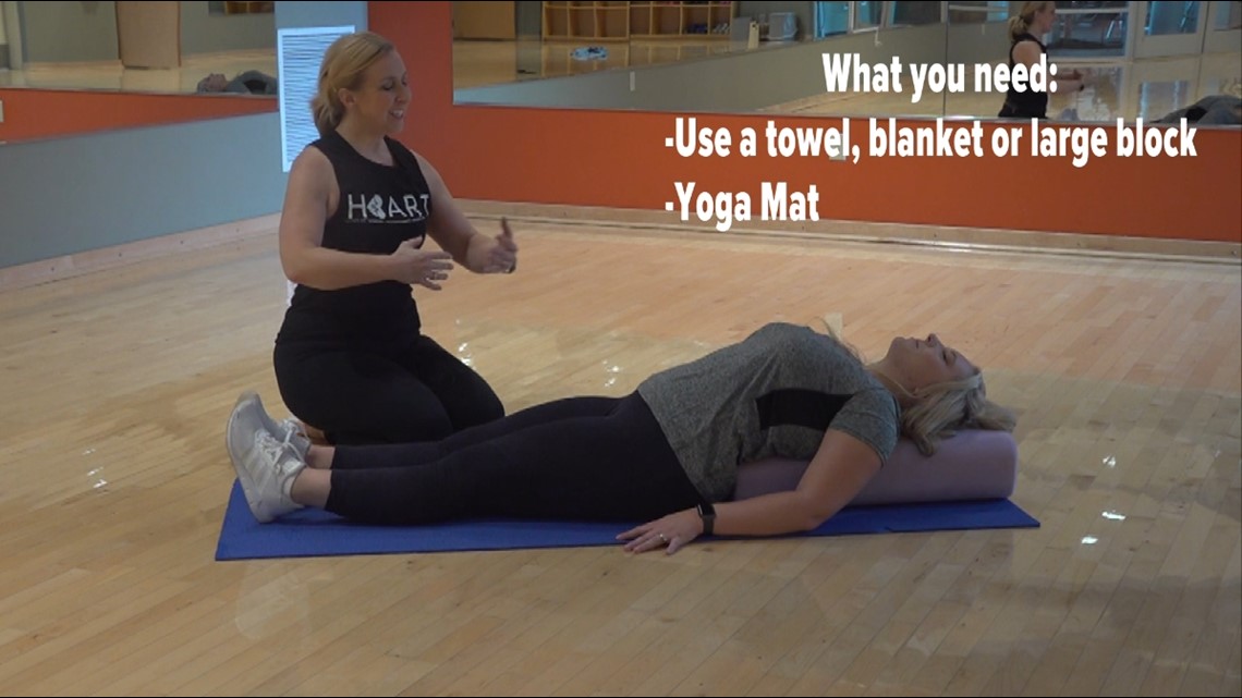 FOX43 FitMinute | Yoga pose lung bench with Susannah | fox43.com
