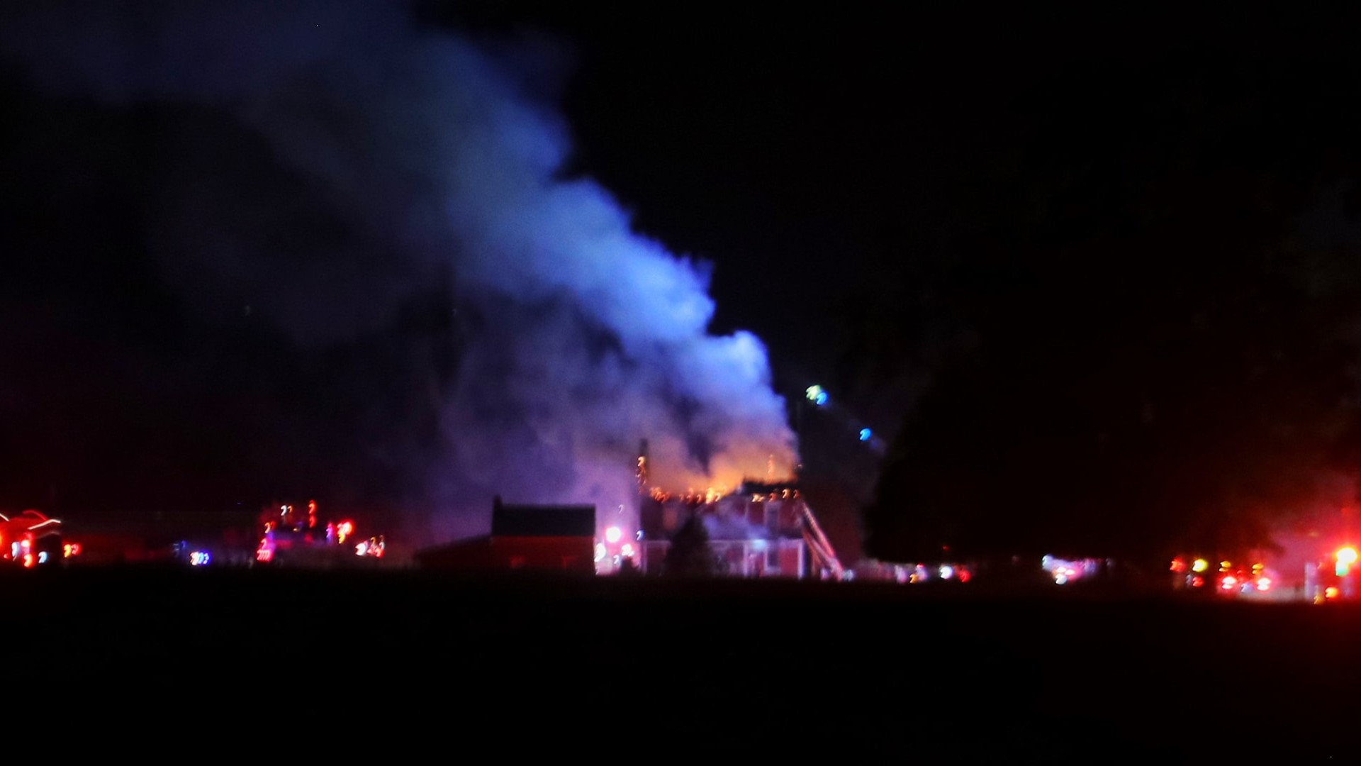 Fire engulfs building at nonprofit Horn Farm in Hellam Township | fox43.com