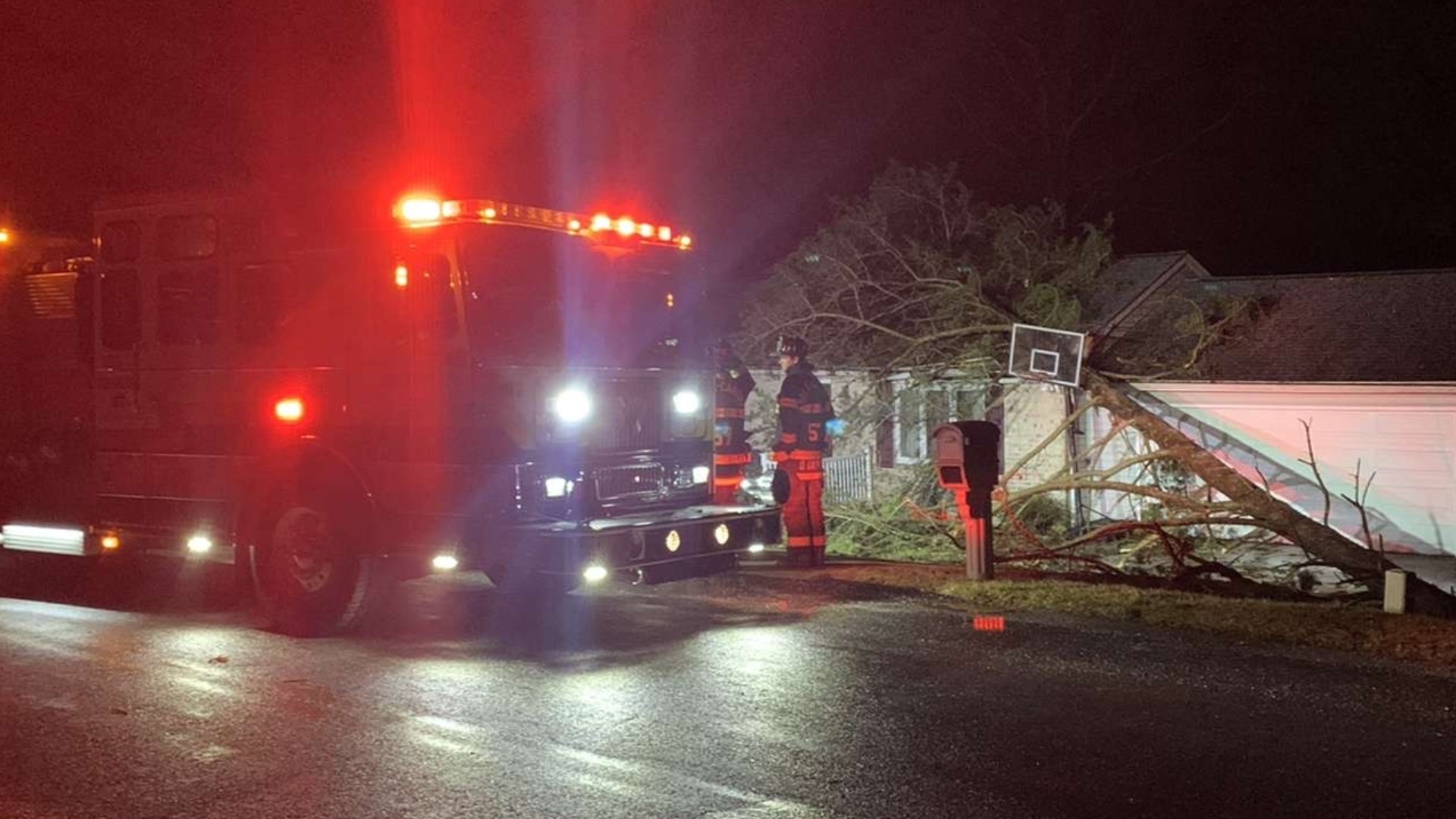 Tree falls, damages Peach Bottom Township home | fox43.com