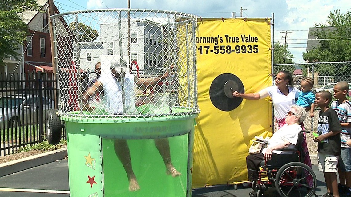 Harrisburg Chief of Police gets wet in dunk tank | fox43.com