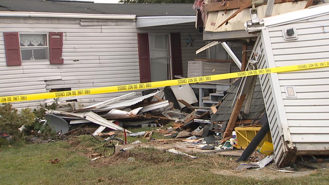Dump truck crashes into Lebanon County mobile homes | fox43.com