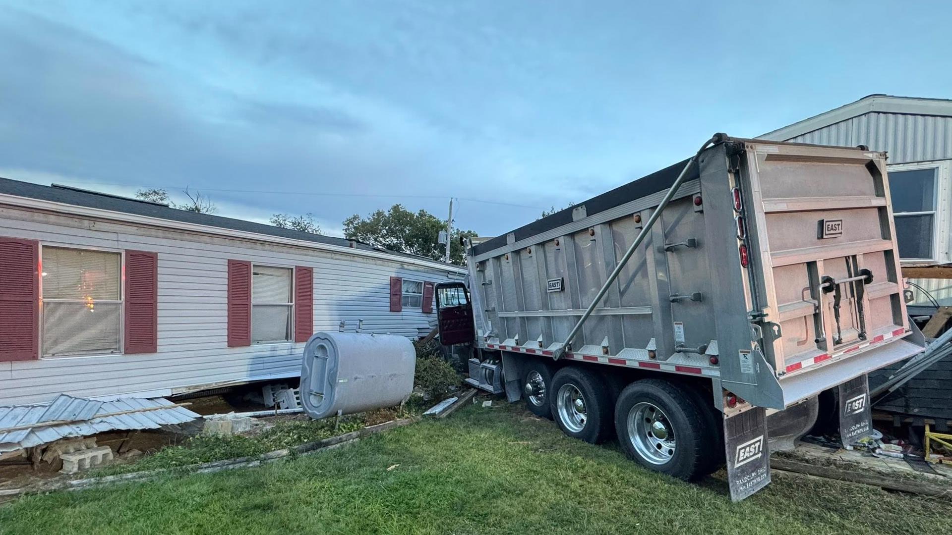 Dump truck crashes into Lebanon County mobile homes | fox43.com