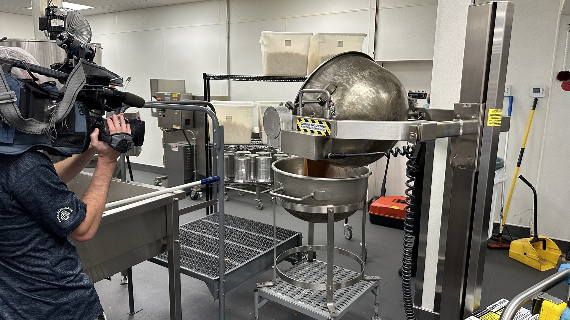 Candy clash takes center stage in Calder Cup Finals | fox43.com