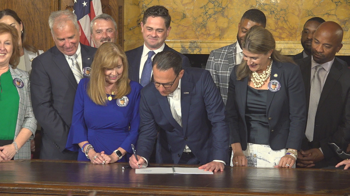 Governor Shapiro signs bill banning handheld cell phone use while ...