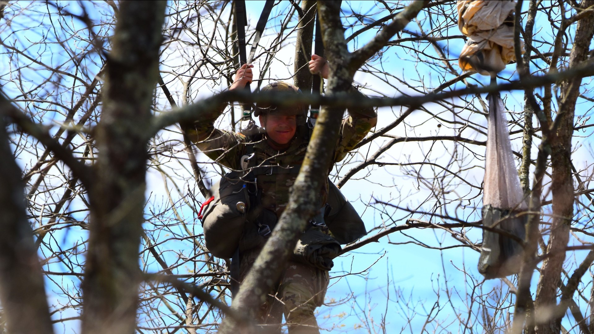 Helicopter rescues Army paratroopers stuck in trees during windy ...