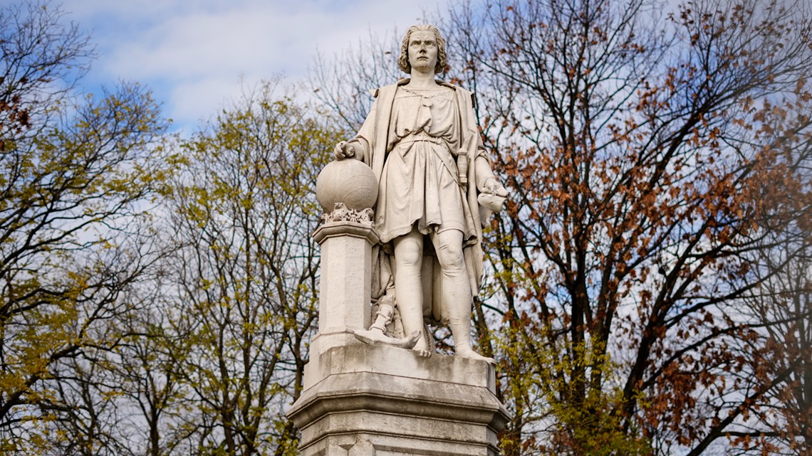 Crews remove box covering Columbus statue in Philadelphia | fox43.com