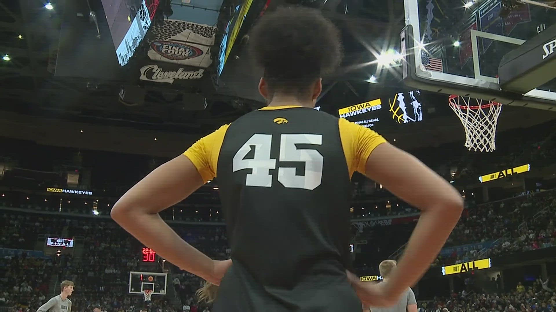 Hannah Stuelke leads Hawkeyes' win over UConn, advancing team to ...