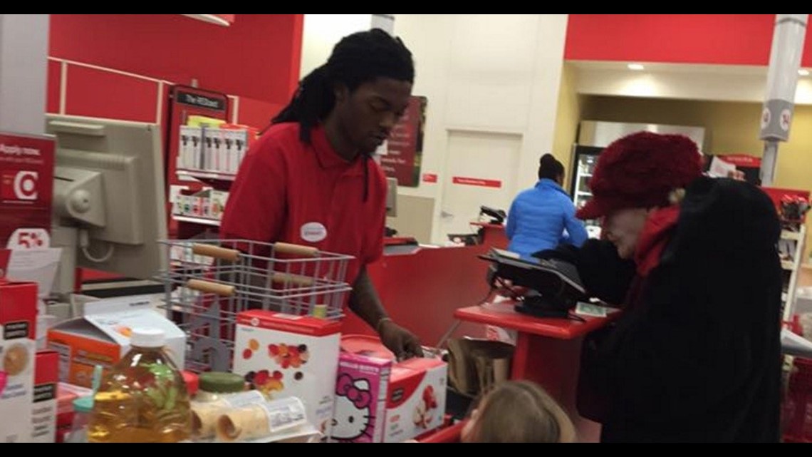 Photo captures Target cashier’s kindness and patience with customer ...