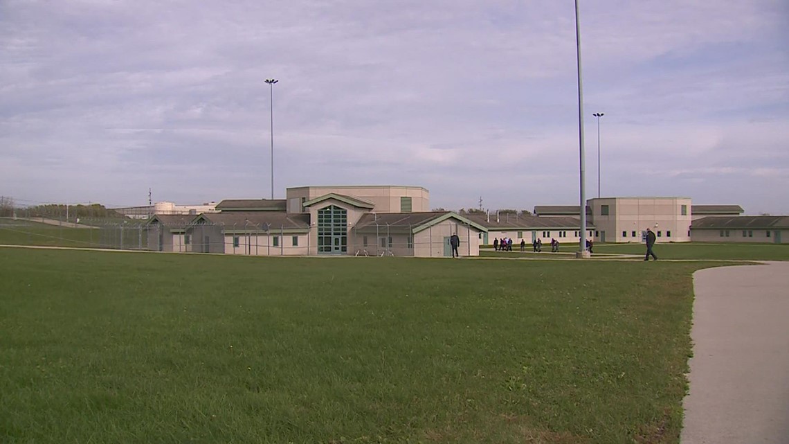 Illinois to give state ID to newly-released prisoners | wqad.com