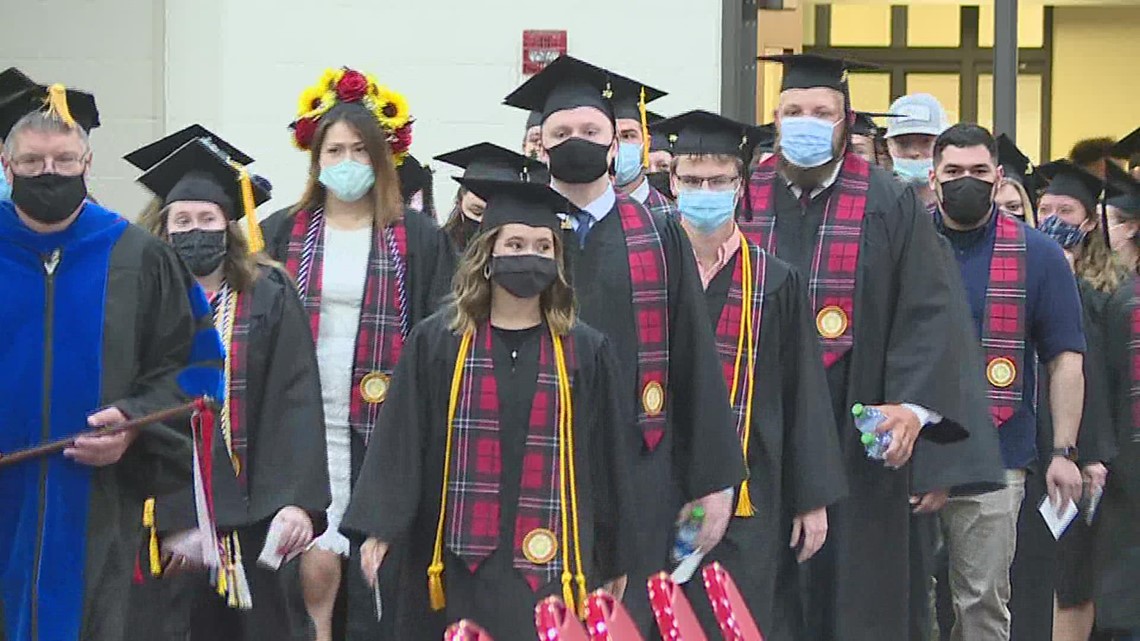 Monmouth College hosts graduation ceremony for Class of 2020 | wqad.com