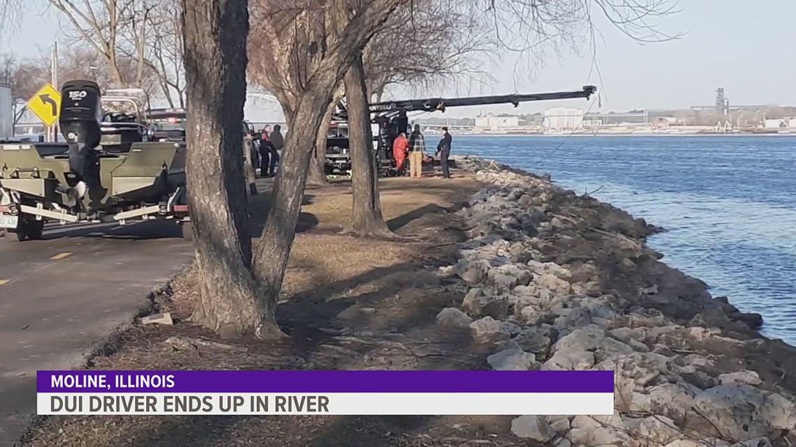 Dive team removes car from Mississippi River following DUI crash | wqad.com