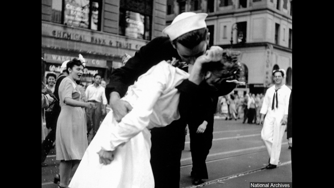 Sailor in iconic V-J Day Times Square kiss photo dies at 95 | wqad.com