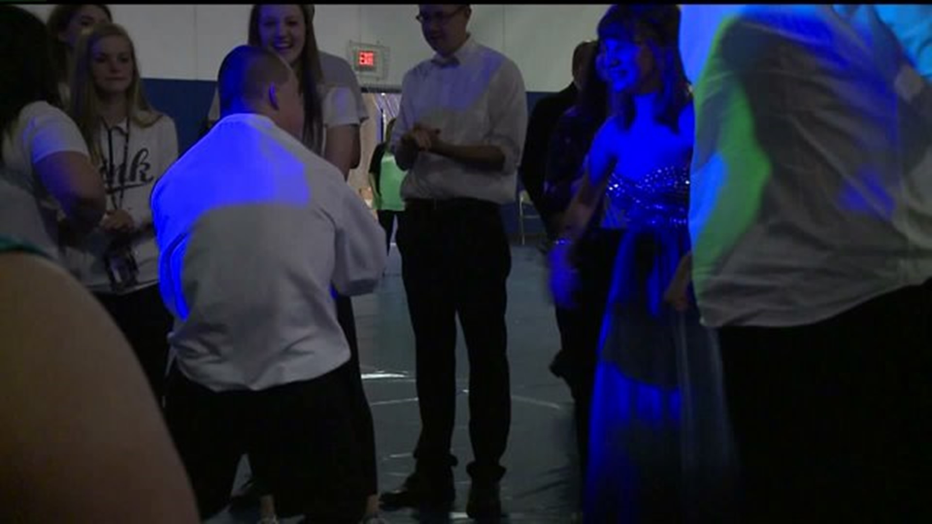 Grand entrance for special needs students’ prom | wqad.com