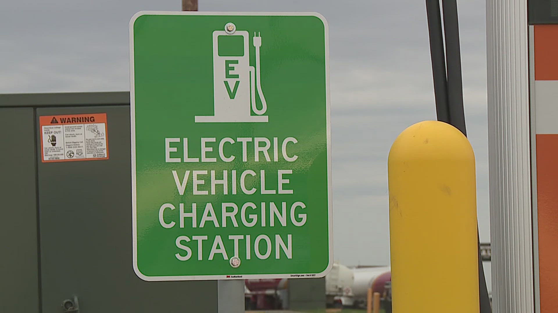 Trump signs executive order pumping the brakes on electric vehicles ...