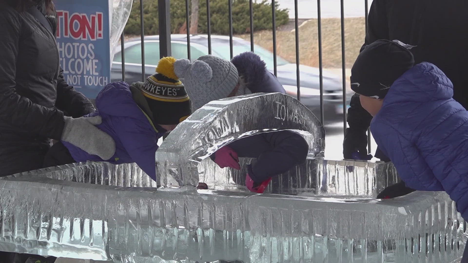 Cold temps keep ice art alive at "Icestravaganza" | wqad.com