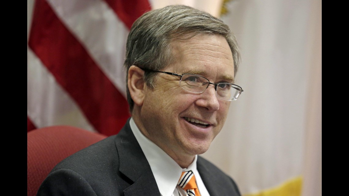 US Senate candidates in Illinois spar over heritage, service | wqad.com