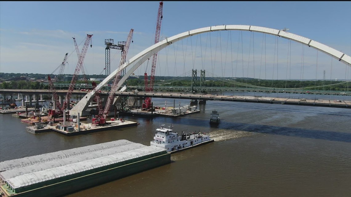 Crews pour concrete, install first IL arch piece on I-74 bridge | wqad.com