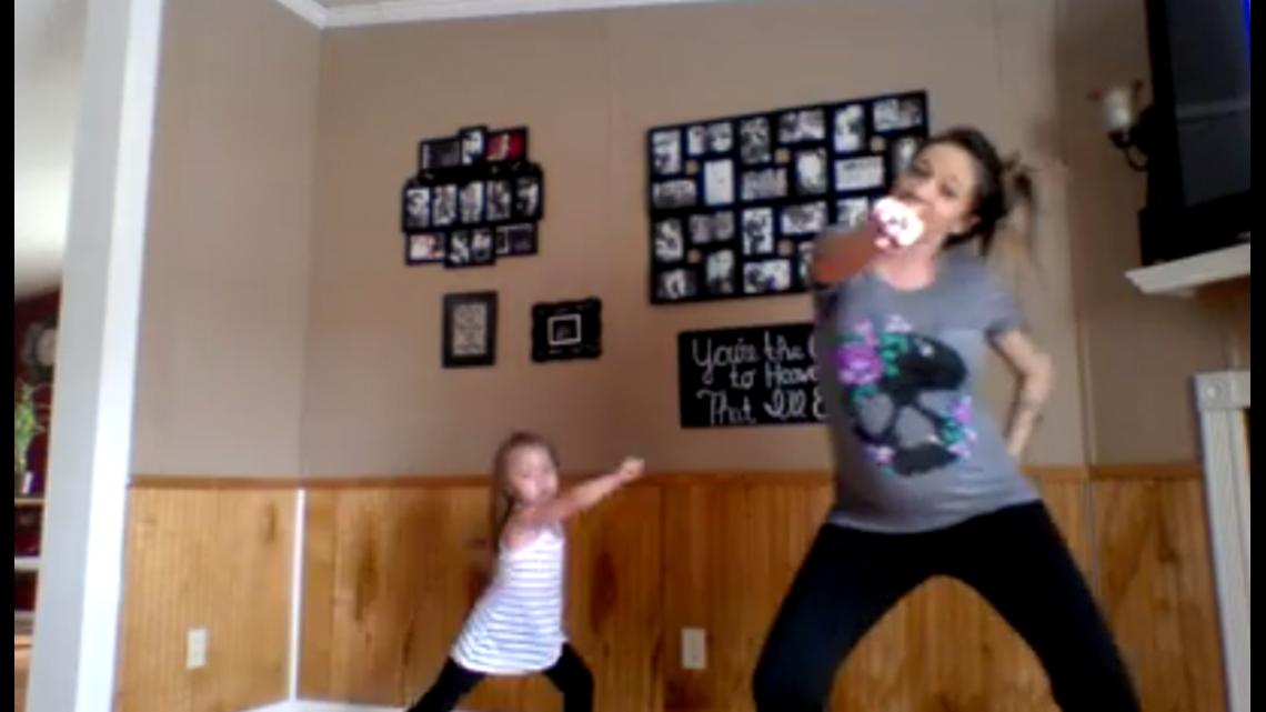 Viral Video: Pregnant Illinois mom, daughter rock the internet with ...