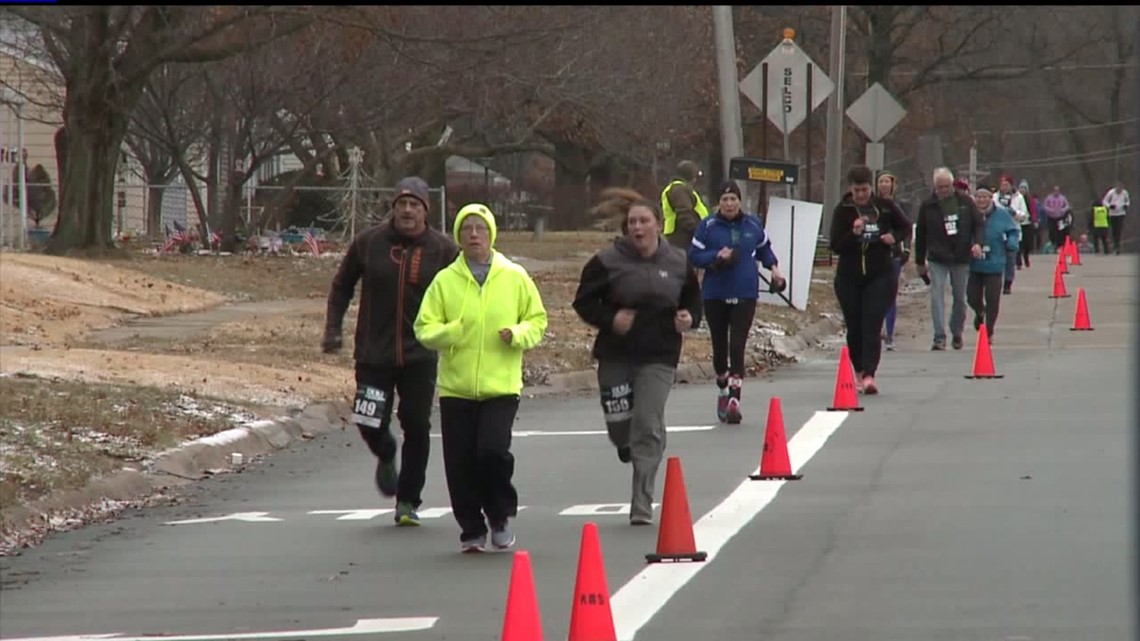 Hundreds of runners start 2019 off with a 5k in Moline | wqad.com