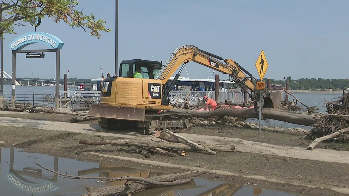 Crews busy cleaning up debris along River Drive in Moline as flood ...