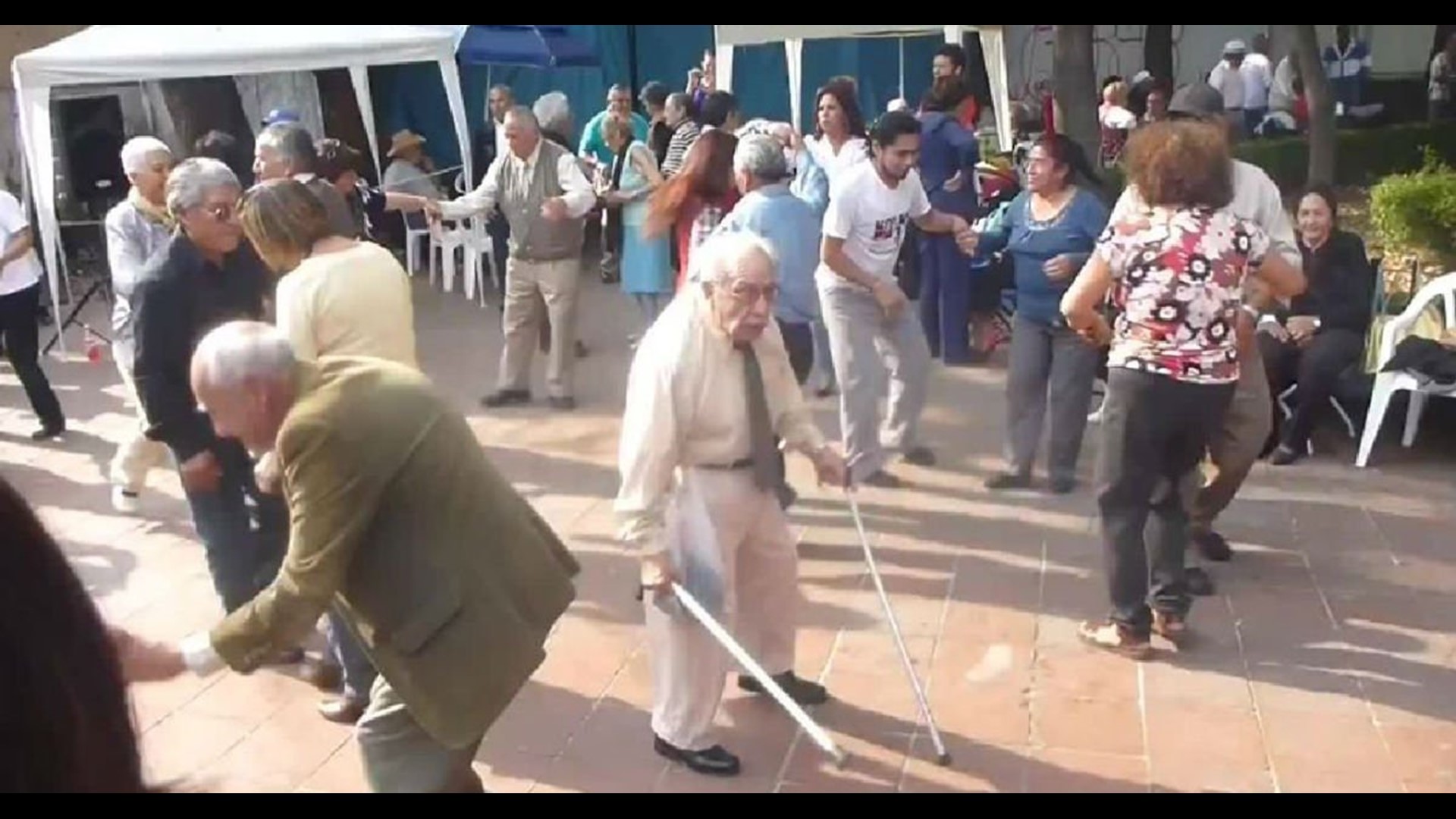 Viral Video: Man throws down his canes to strut best dance moves ever ...