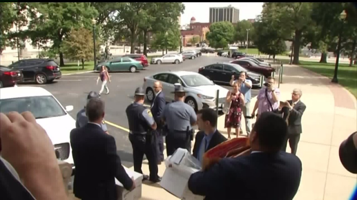 FBI agents conduct apparent raid at Illinois Capitol | wqad.com