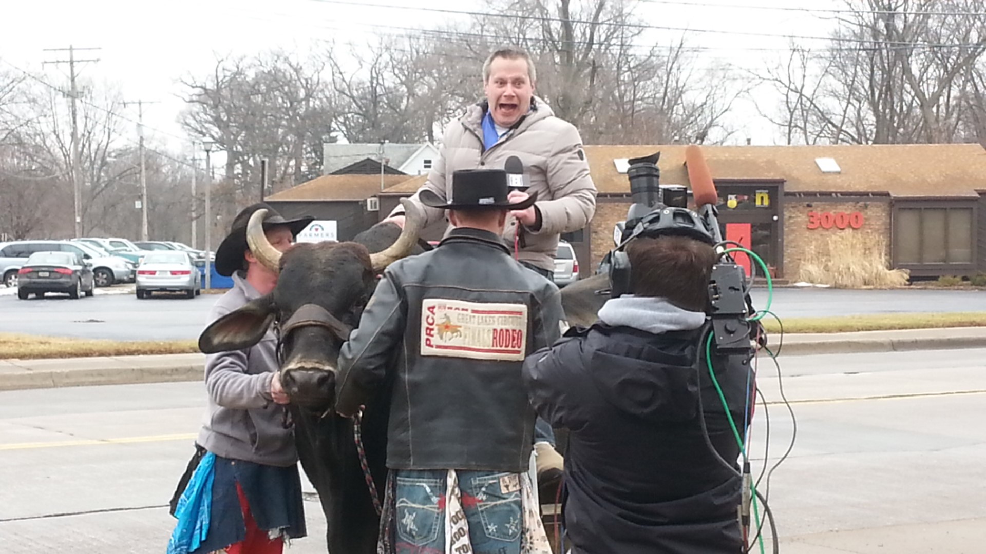 Watch: News 8 Meteorologist Eric Sorensen rides Midnight the bull ...