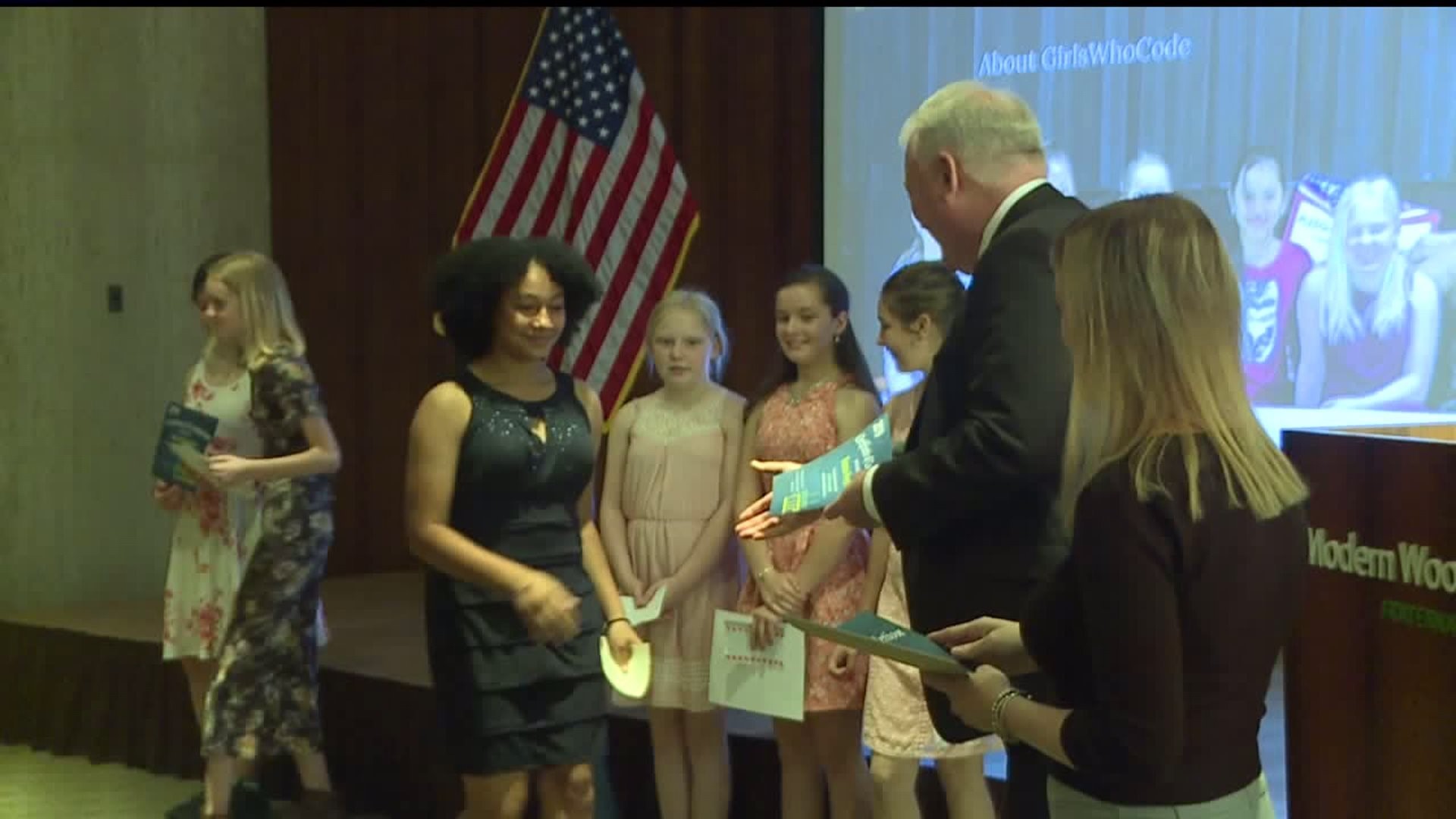 6th grade girls from Denkmann Elementary learn how to code with Modern ...