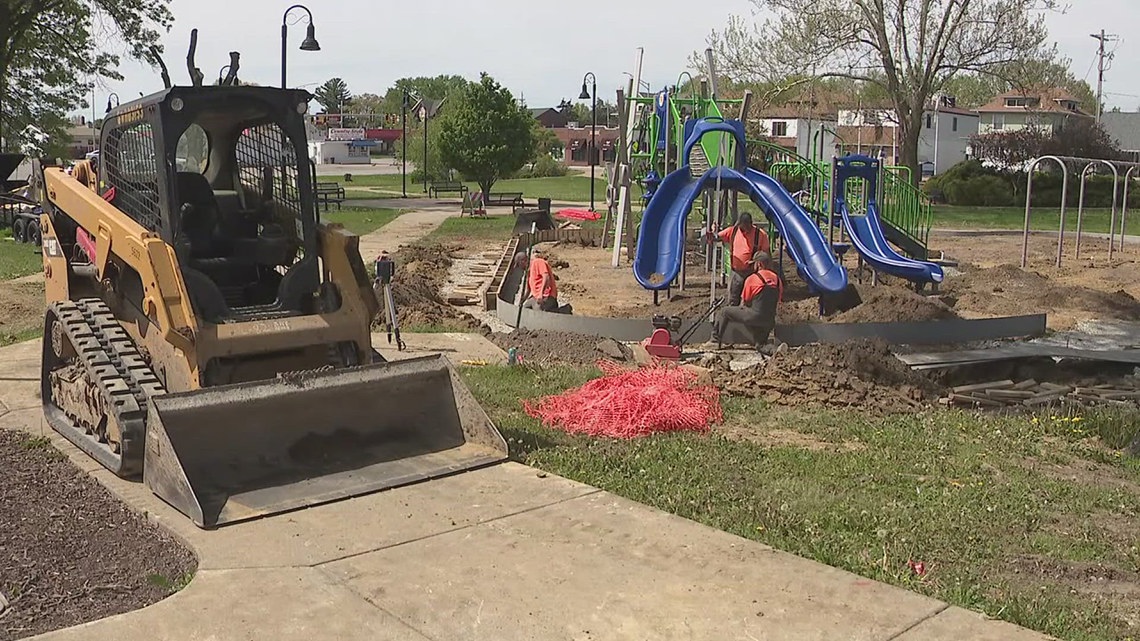 As crews install new playground at Moline's Browning Park, the old ...