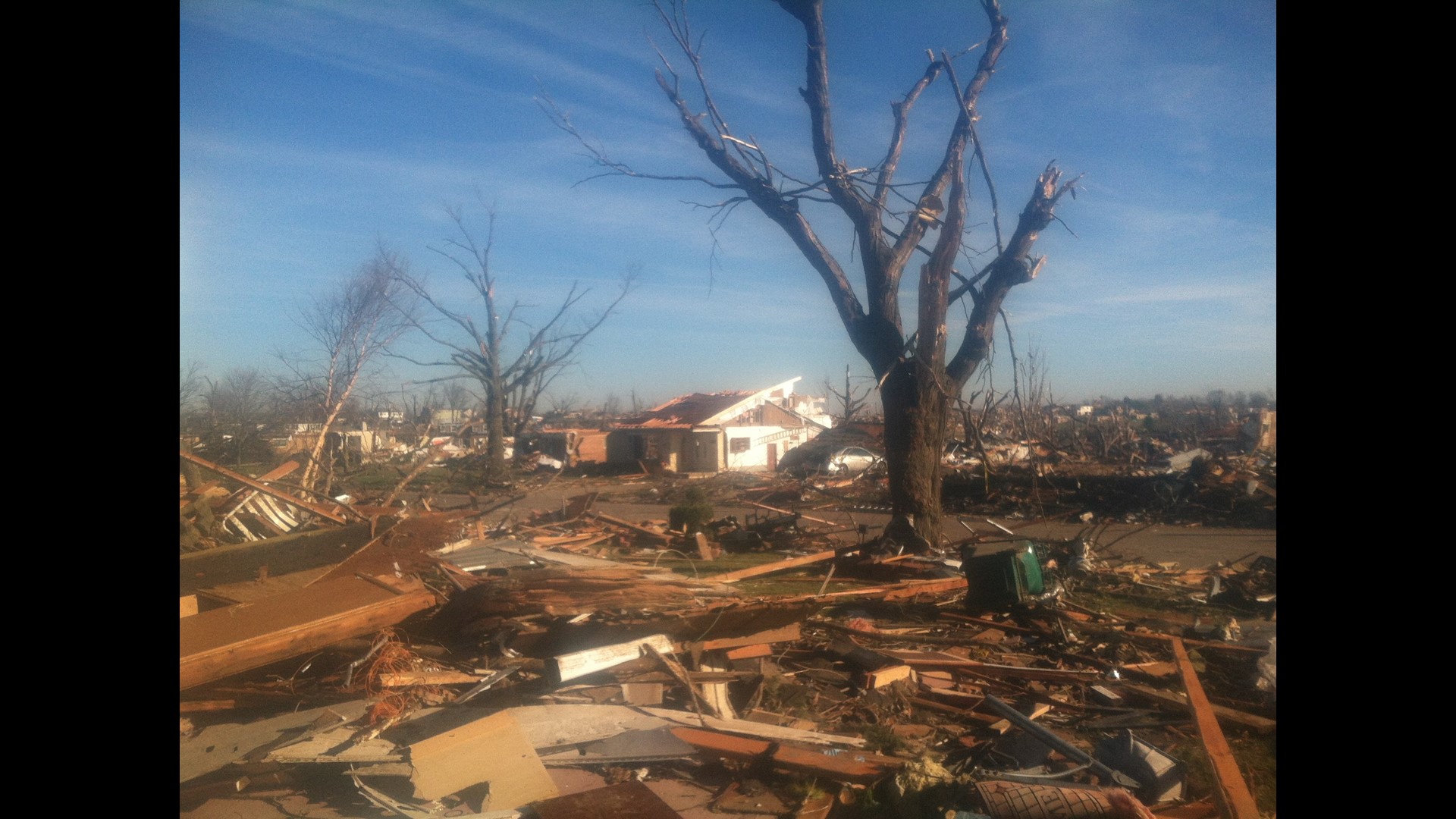 Photos: Washington, Illinois Tornado damage and volunteers | wqad.com