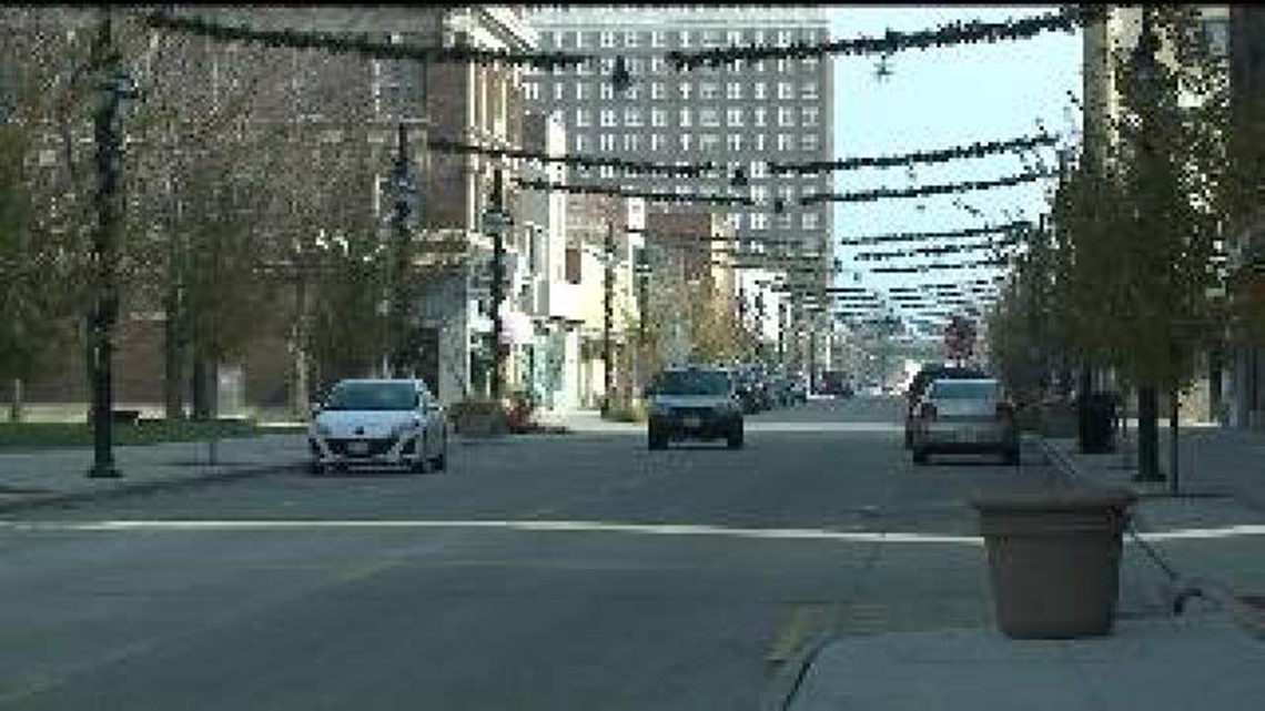 Downtown Moline Decorations Go Up for Holidays | wqad.com