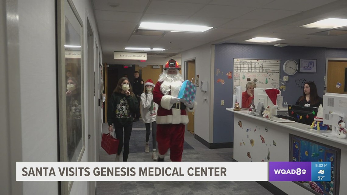 Santa visits Genesis Medical Center to handout gifts | wqad.com