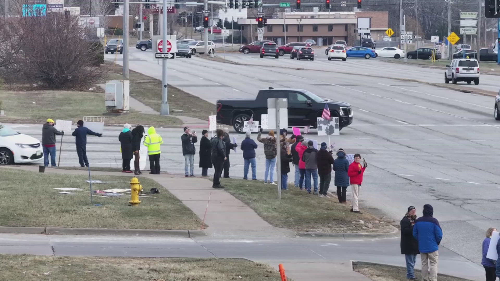 Protesters rally at Davenport intersection over U.S. involvement in ...