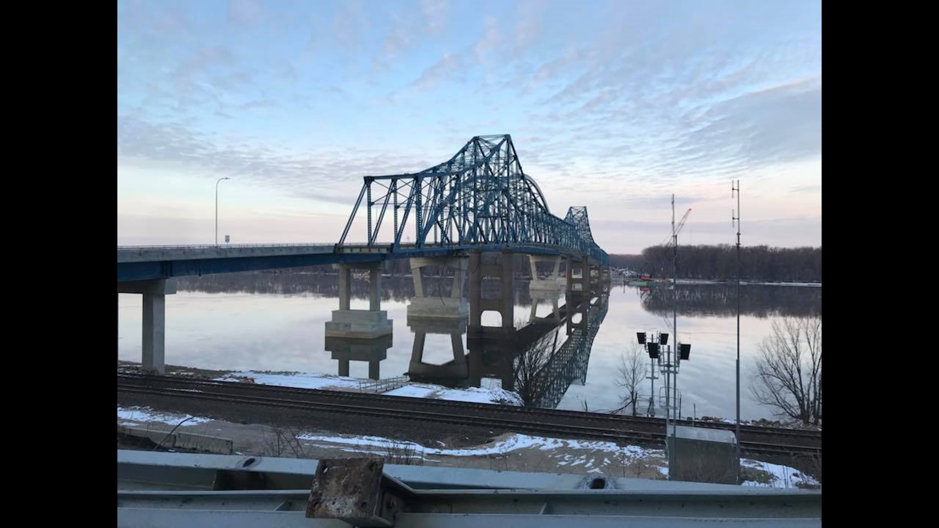 Watch the implosion of Savanna-Sabula Bridge | wqad.com