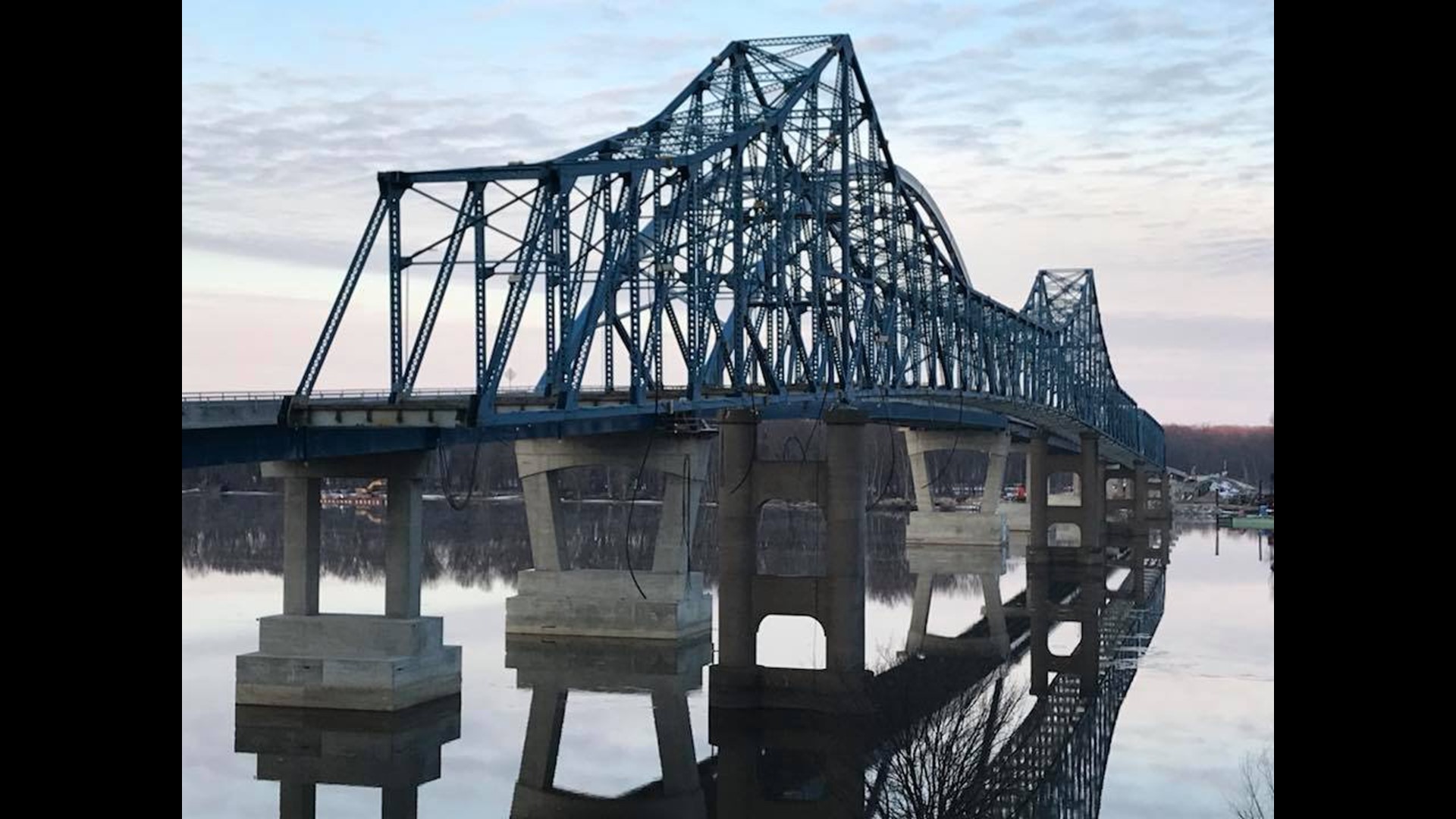 Watch the implosion of Savanna-Sabula Bridge | wqad.com