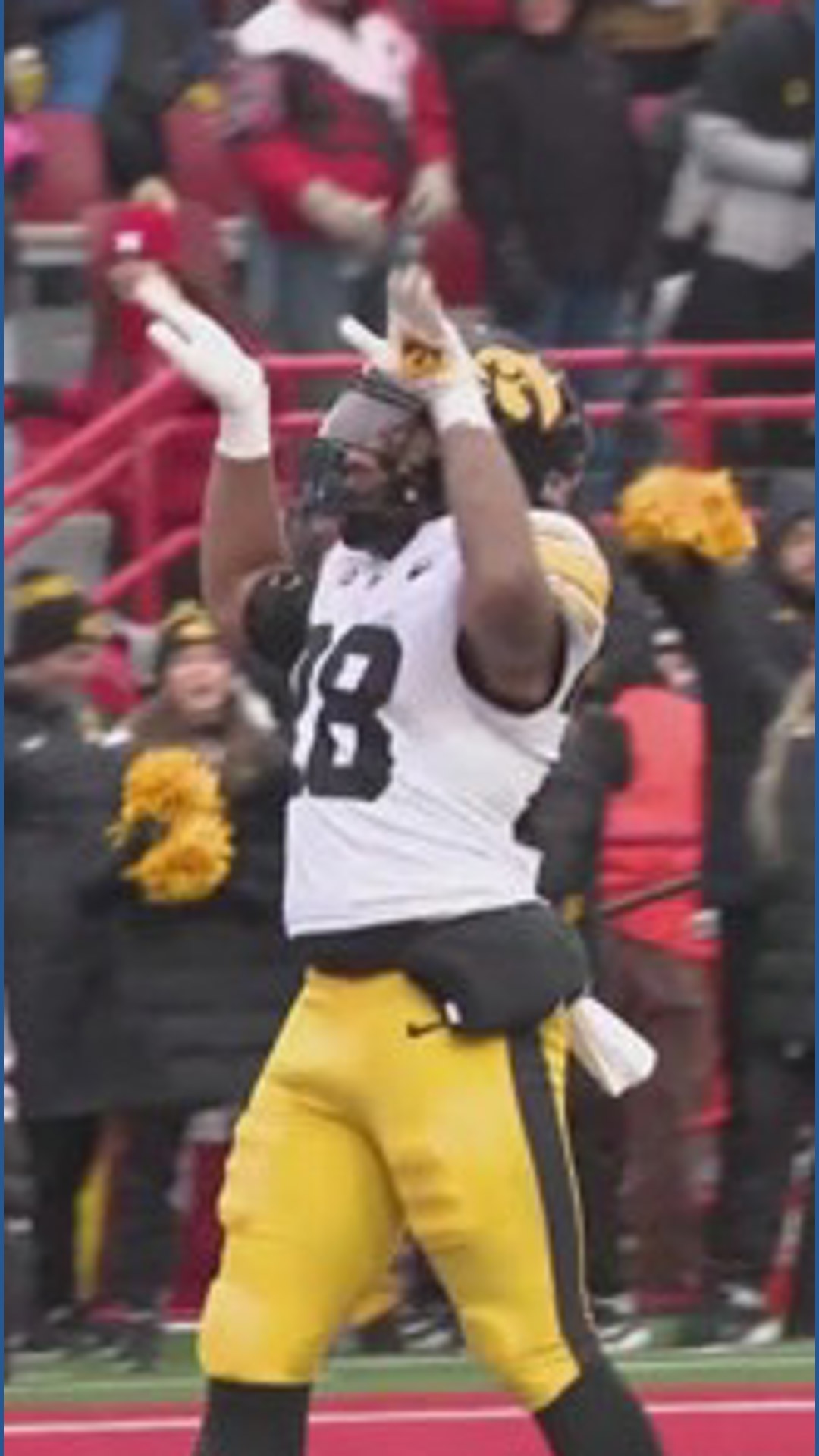 Iowa's offensive line receives Joe Moore Award | wqad.com